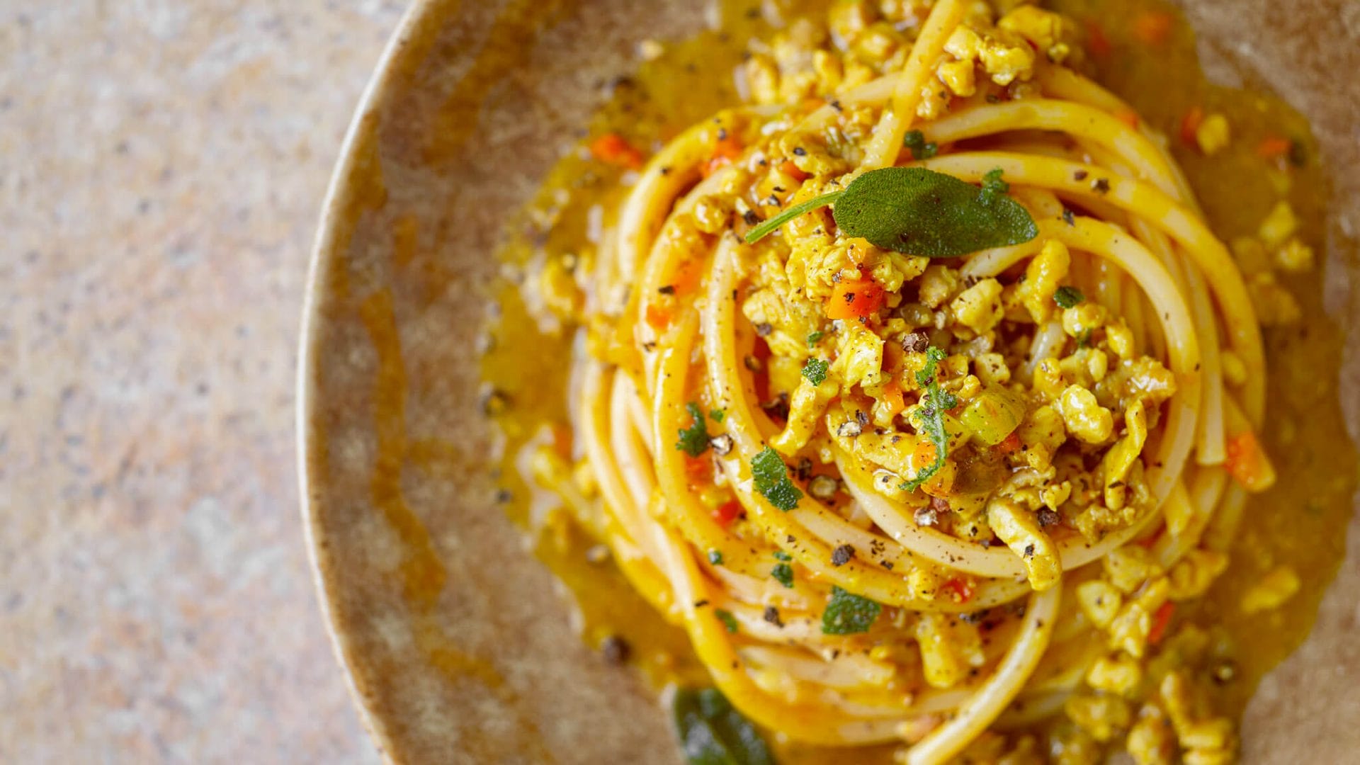 Spaghettoni rigati con ragù bianco di carne e salsiccia al curry e ...